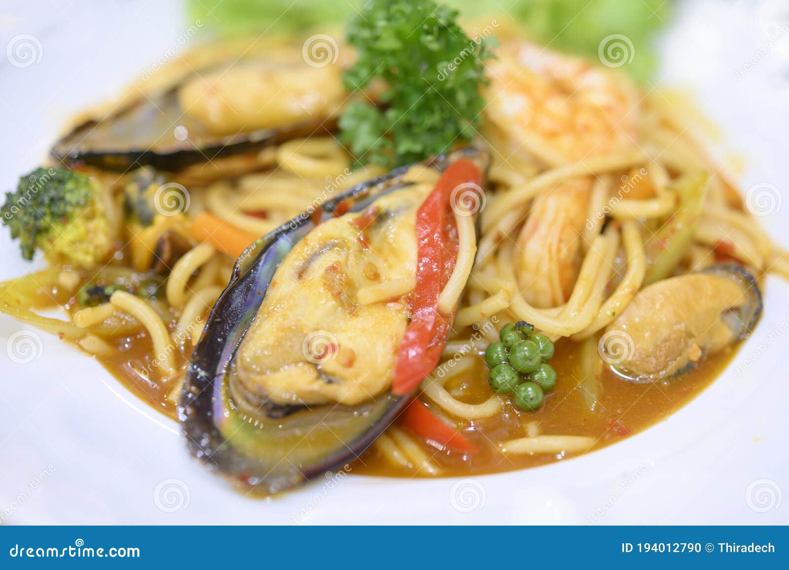 Spaghetti De Marisco Con Mejillones Foto de archivo - Imagen de aislado ...