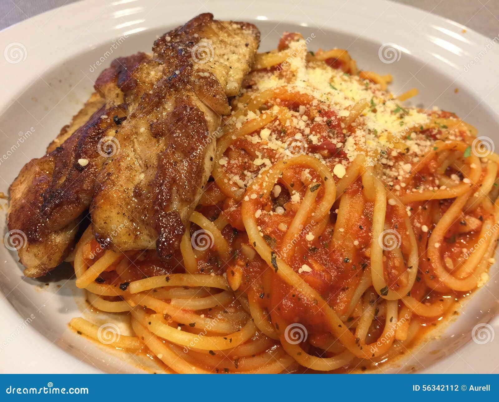 Spaghetti del pollo fotografia stock. Immagine di cotto - 56342112