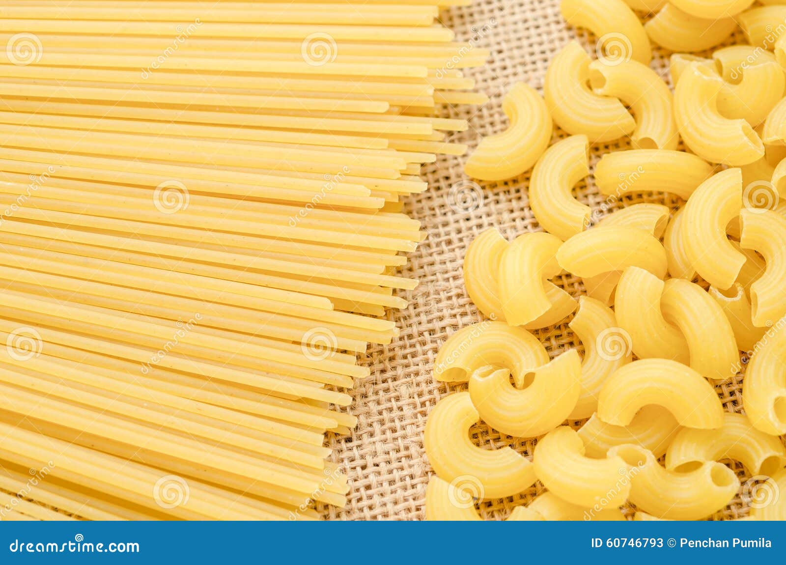 Spaghetti E Maccheroni Crudi Del Gomito Immagine Stock - Immagine di ...