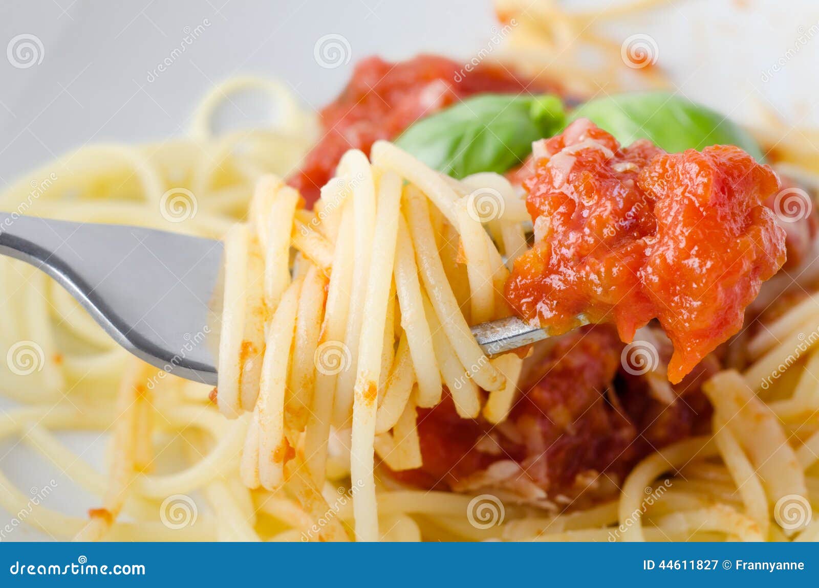 Spaghetti E Salsa Sulla Forcella Immagine Stock - Immagine di cucina ...