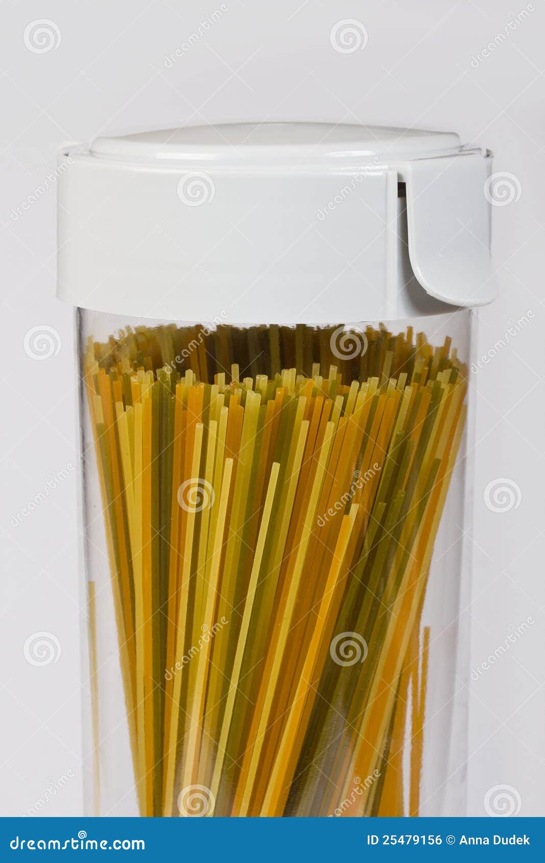 Spaghetti in een container stock foto. Image of keuken - 25479156