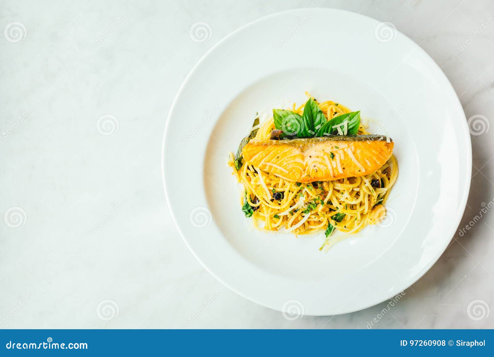 Spaghetti En Deegwaren Met Het Vlees Van De Zalmfilet Stock Foto ...