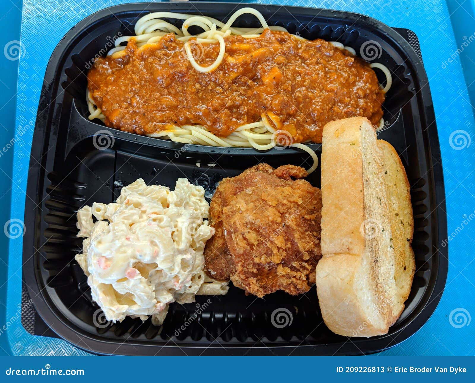 Spaghetti and Fried Chicken Plate Stock Image - Image of pasta, tasty ...
