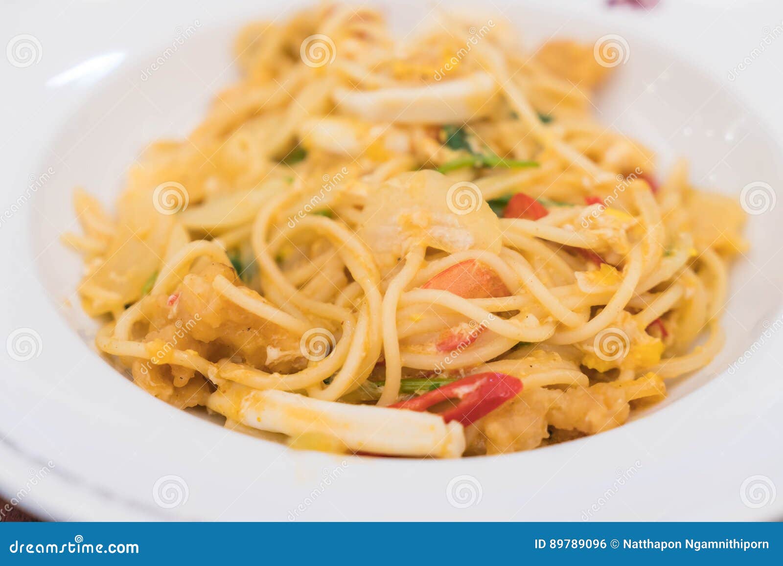 Spaghetti Fritti Con Il Curry Dei Frutti Di Mare Fotografia Stock ...