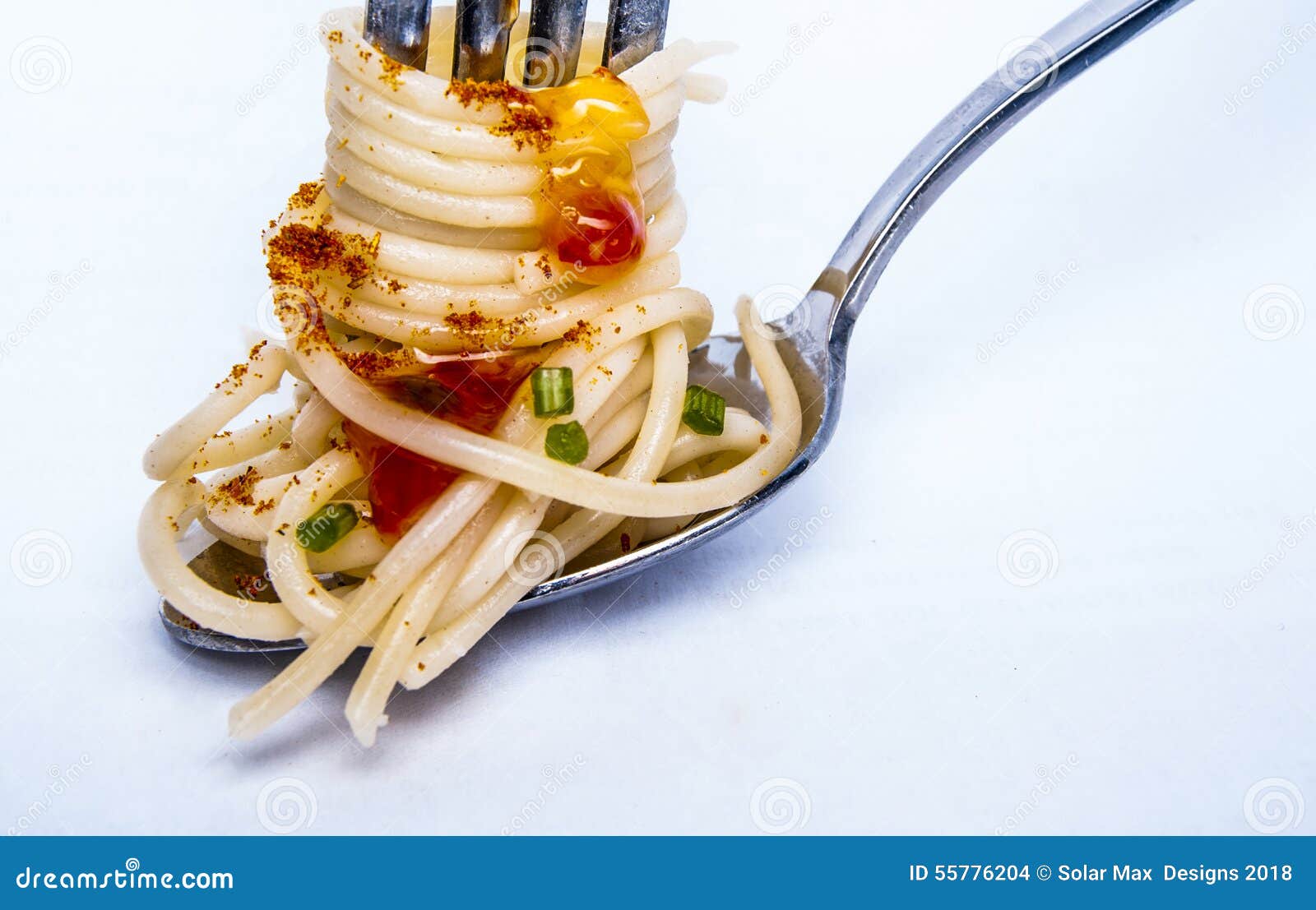 Spaghetti Gialli Su Un Cucchiaio E Su Una Forchetta Fotografia Stock ...