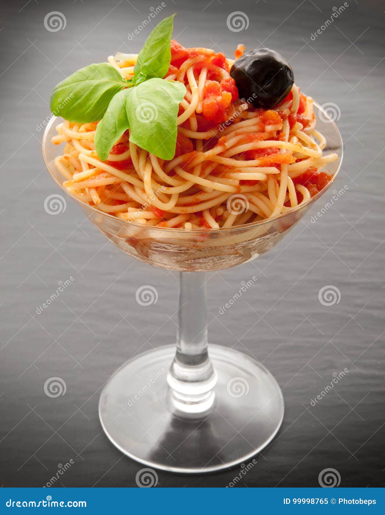 Spaghetti Italiani in Vetro Immagine Stock - Immagine di cucchiaio ...