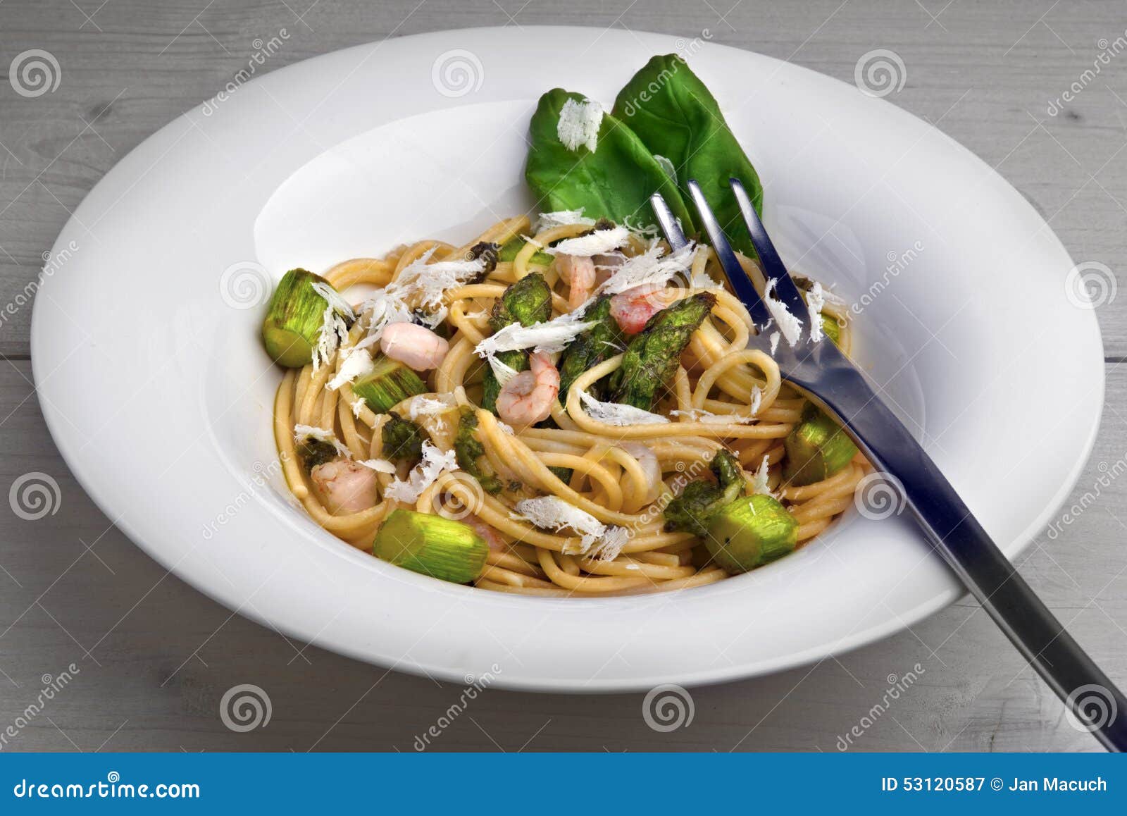 Spaghetti Met Groene Asperge En Garnalen Stock Afbeelding - Image of ...
