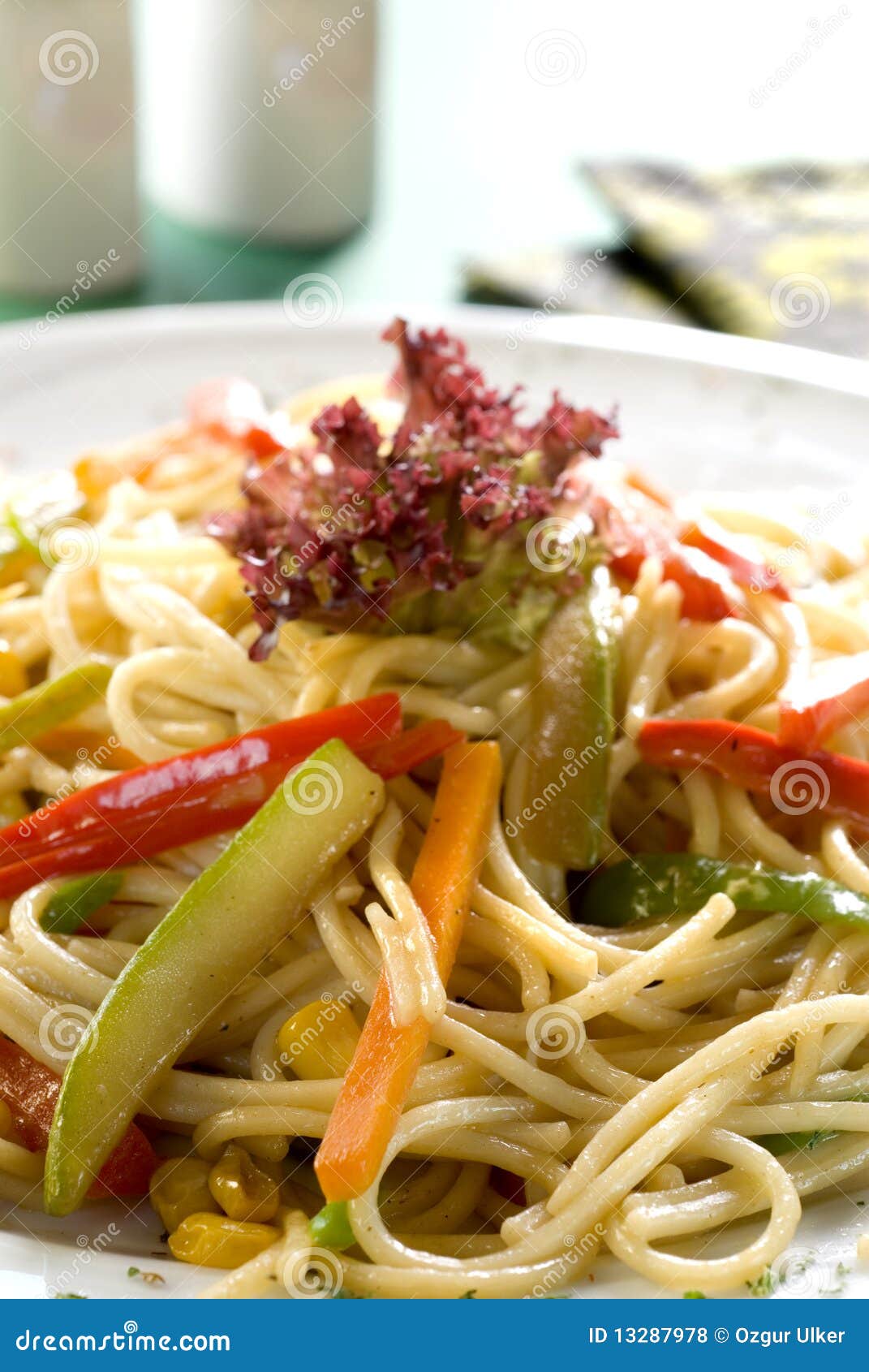 Spaghetti met groenten stock foto. Image of deegwaren - 13287978