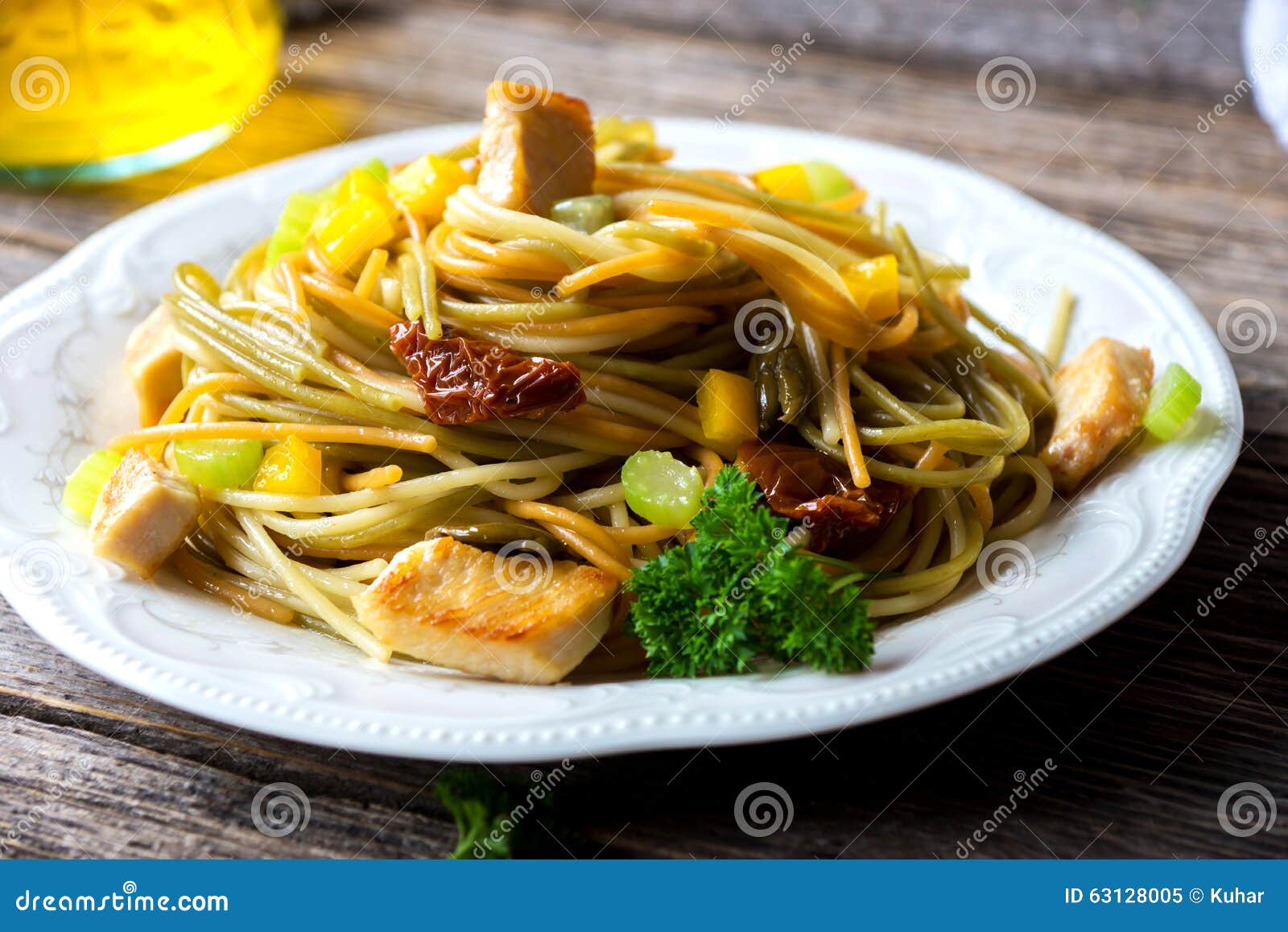 Spaghetti Met Kip En Groenten Stock Afbeelding - Image of gekookt ...