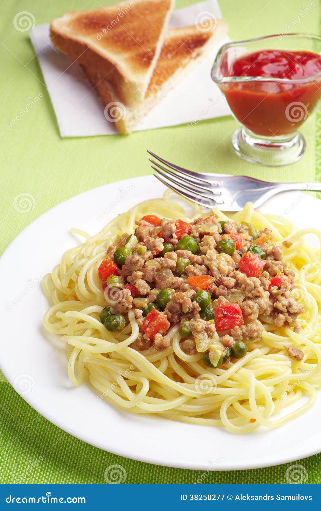 Spaghetti with minced meat stock image. Image of onion - 38250277
