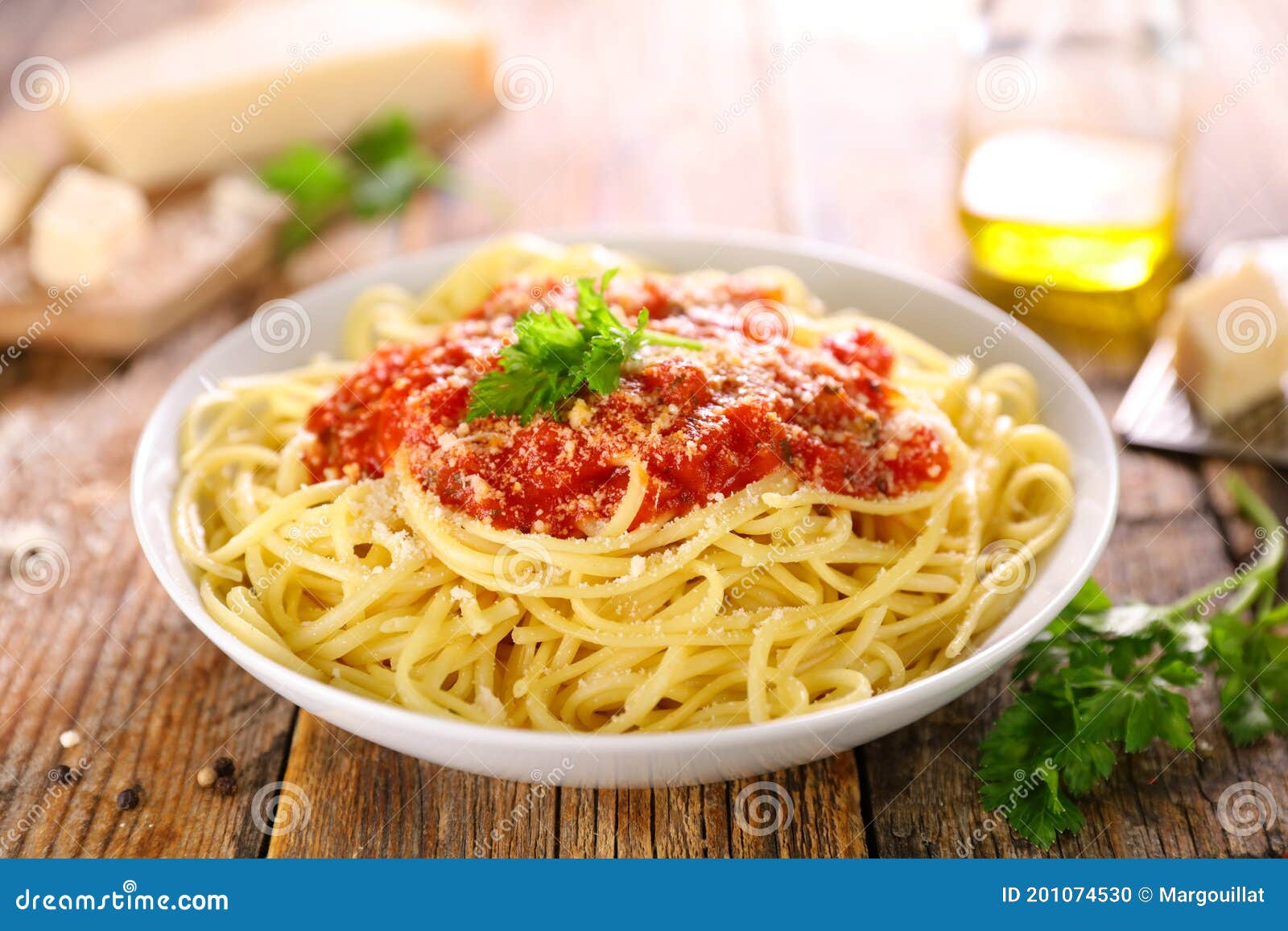 Spaghetti mit Tomatensauce stockfoto. Bild von mahlzeit - 201074530