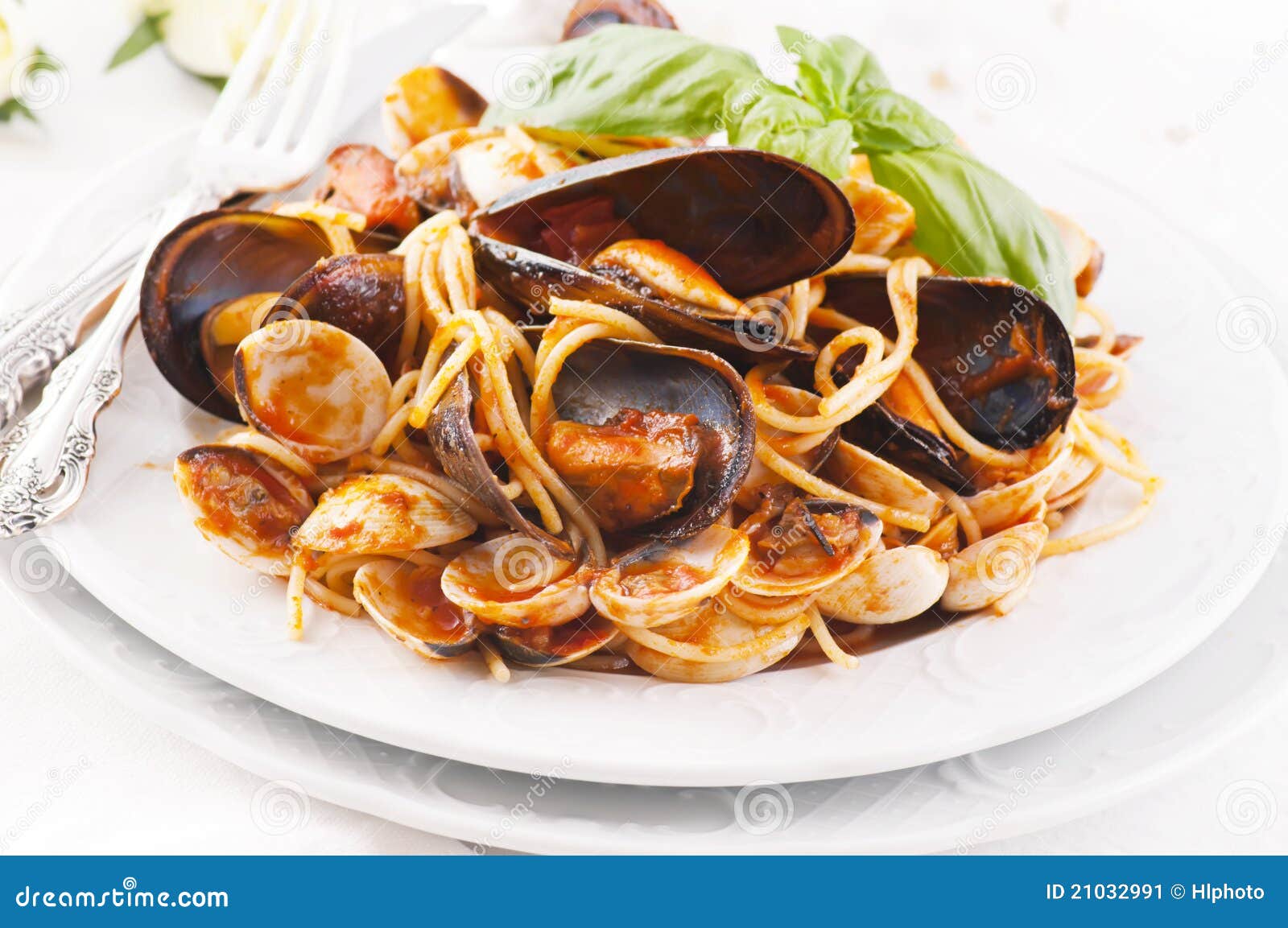 Spaghetti with mussels stock image. Image of mussel, green - 21032991