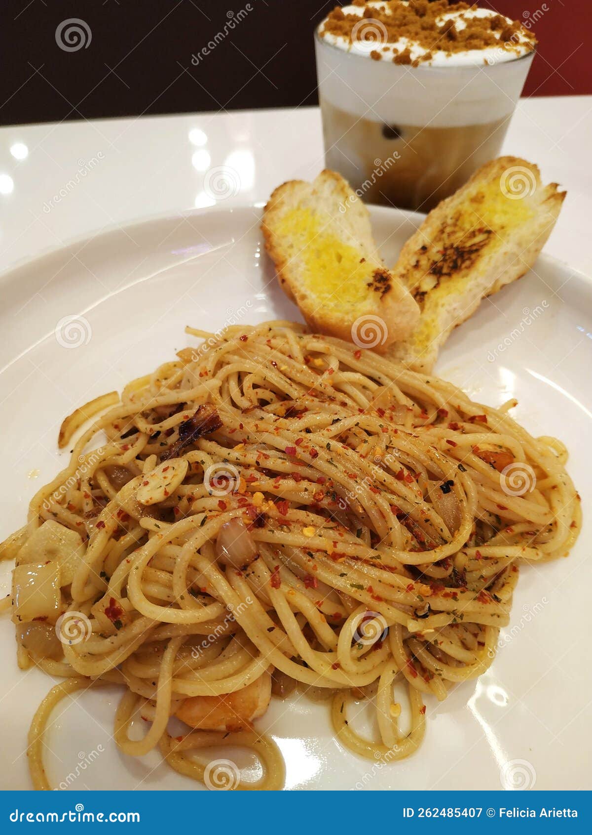 Spaghetti Oglio with Garlic Bread Stock Image - Image of garlic ...