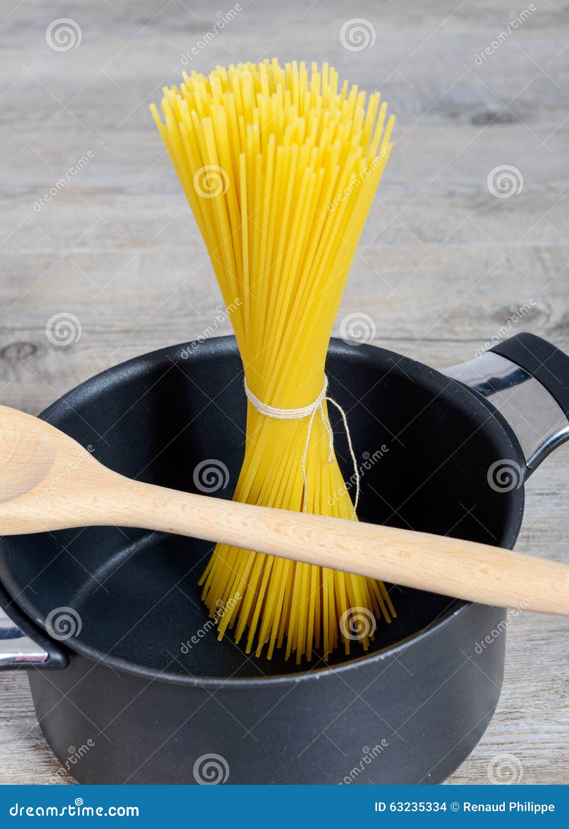 Spaghetti Packet in a Black Pan Stock Photo - Image of pasta, food ...