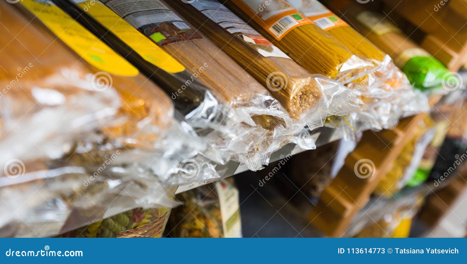 Spaghetti in Plastic Verpakking Op Planken Stock Afbeelding - Image of ...
