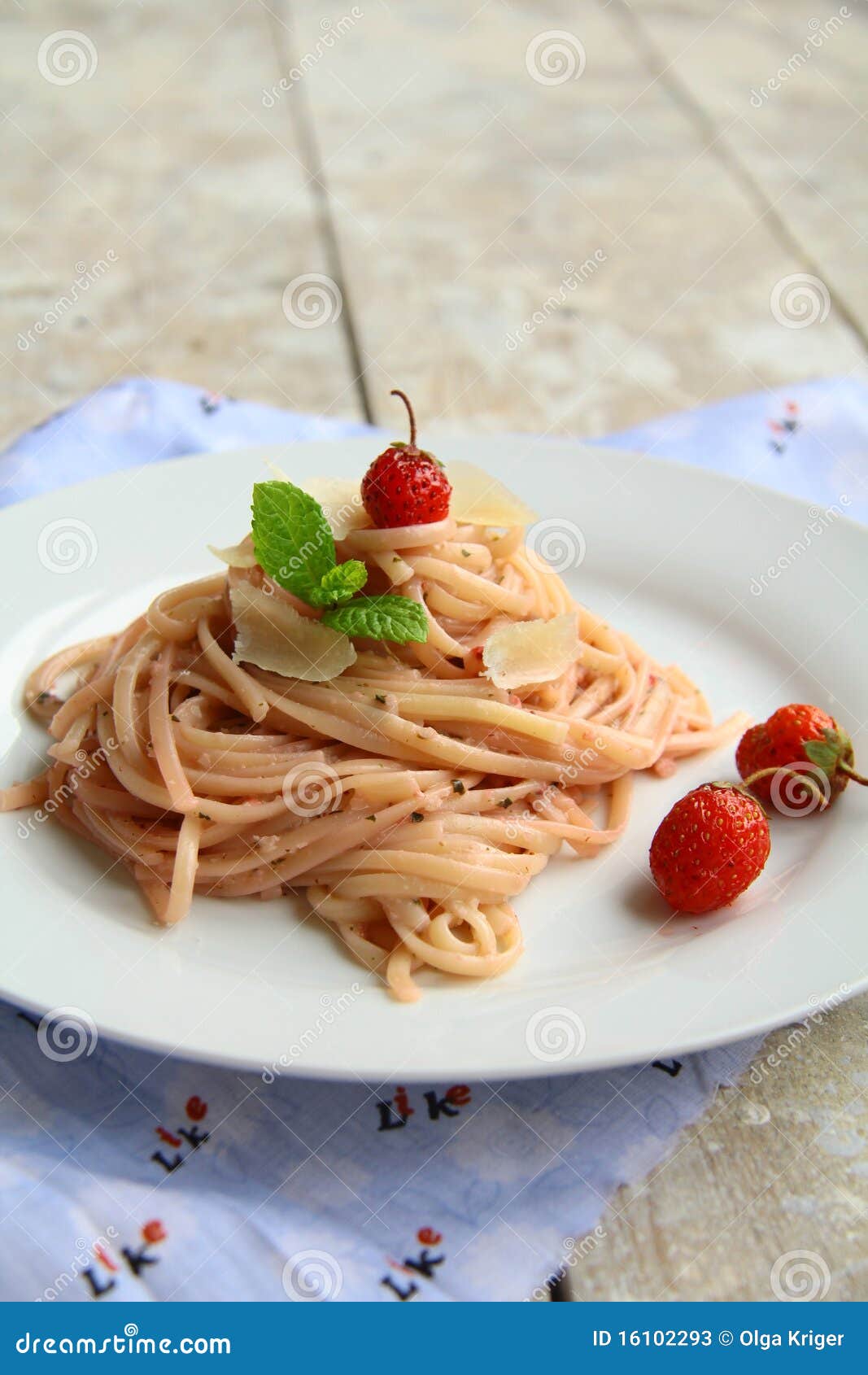 Spaghetti on a plate stock image. Image of pomodoro, cucina - 16102293