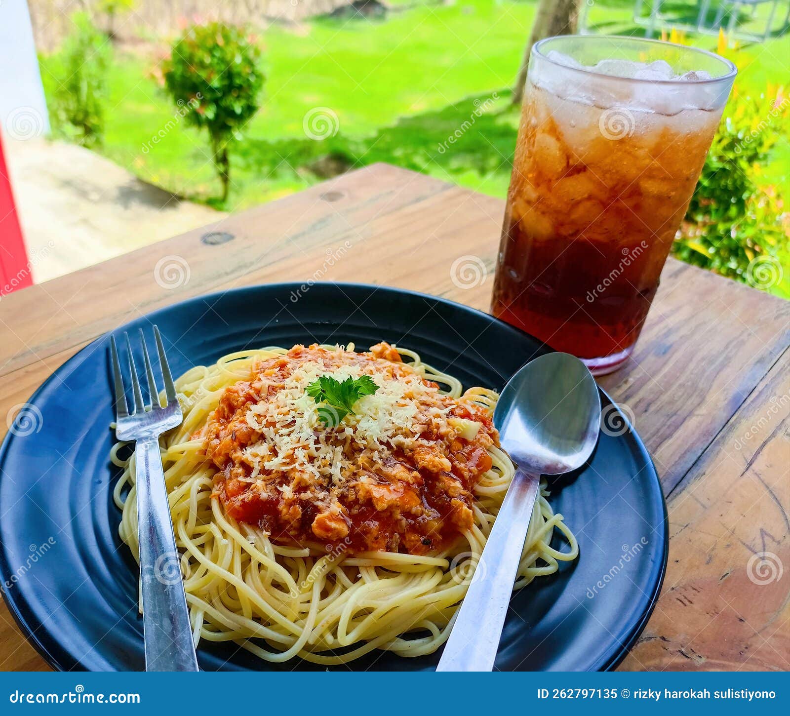 Spaghetti Saus Chicken and Ice Tea Stock Image - Image of noodle, lunch ...