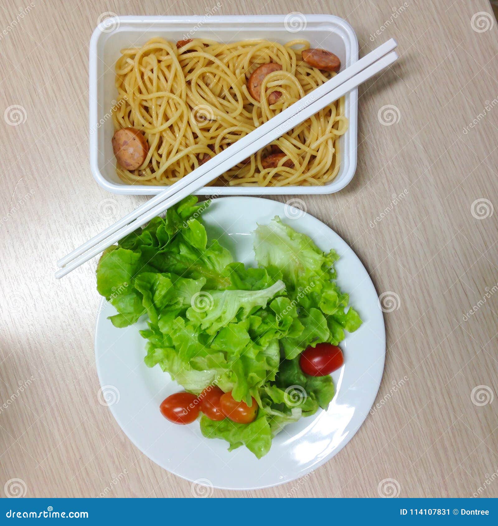 Spaghetti in Takeaway Plastic Box with Fresh Vegetable Stock Image ...