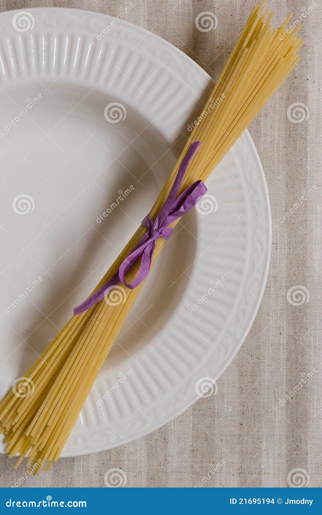Spaghetti uncooked stock photo. Image of macaroni, lunch - 21695194