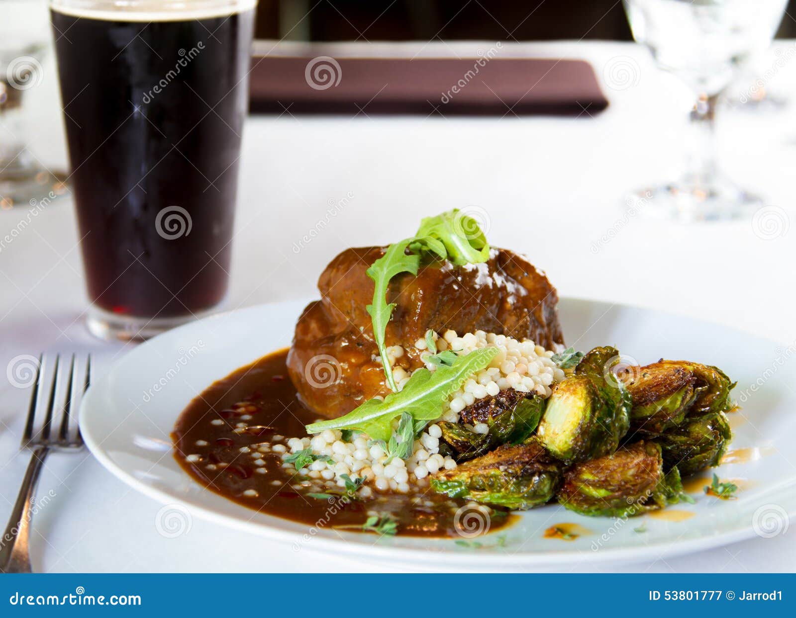 Spalla di maiale brasata immagine stock. Immagine di brasato - 53801777