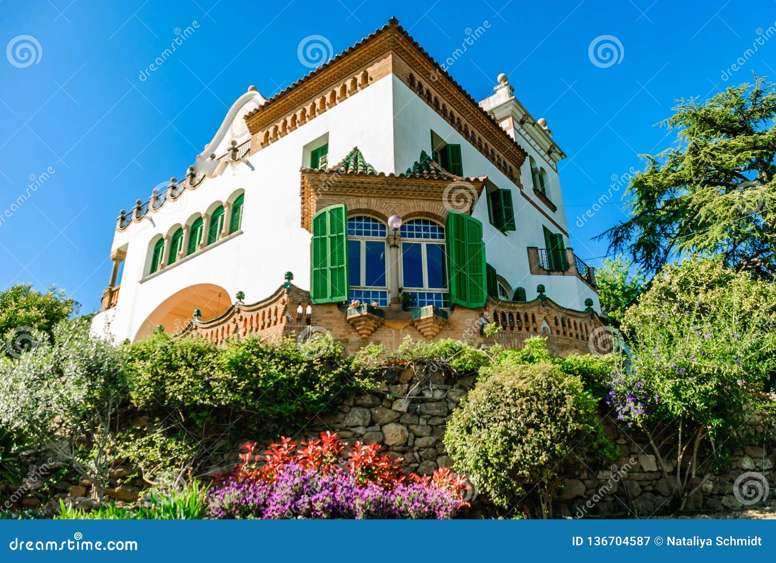 Spanien, Barcelona Spanisches Haus Im Garten Stockbild - Bild von haus ...