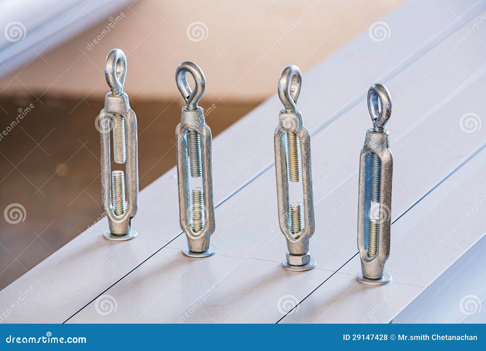 Spanschroeven En Aluminiumbar Stock Foto - Image of lijn, regelbaar ...