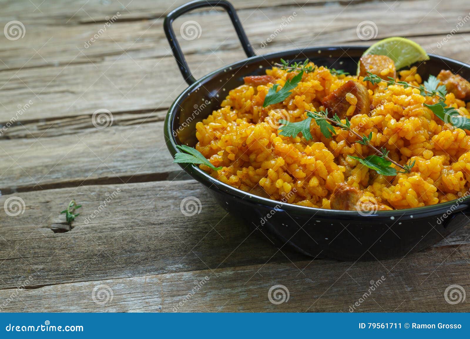 Spansk mat fotografering för bildbyråer. Bild av räka - 79561711