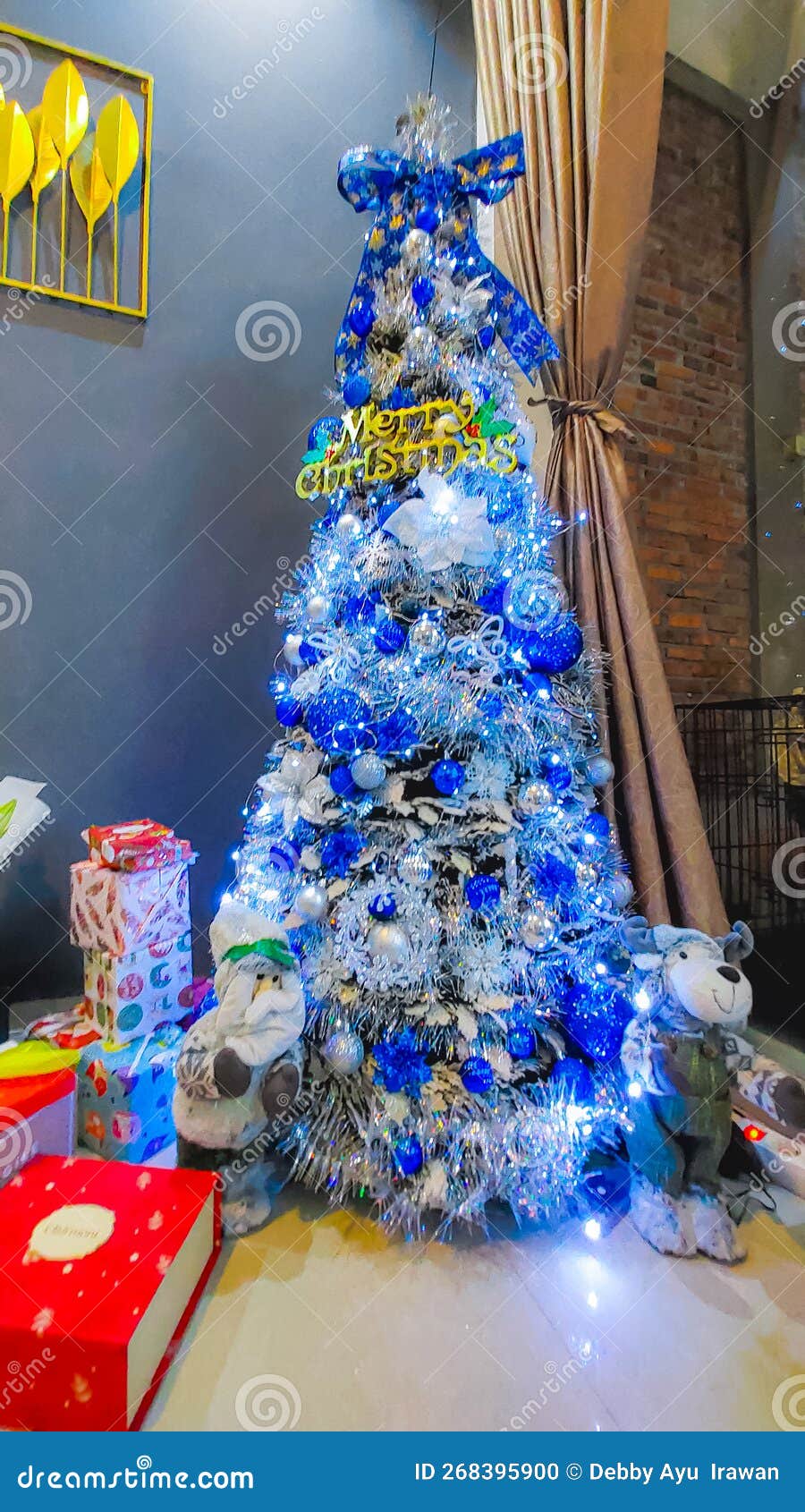 Sparkling christmas tree stock photo. Image of lighting - 268395900