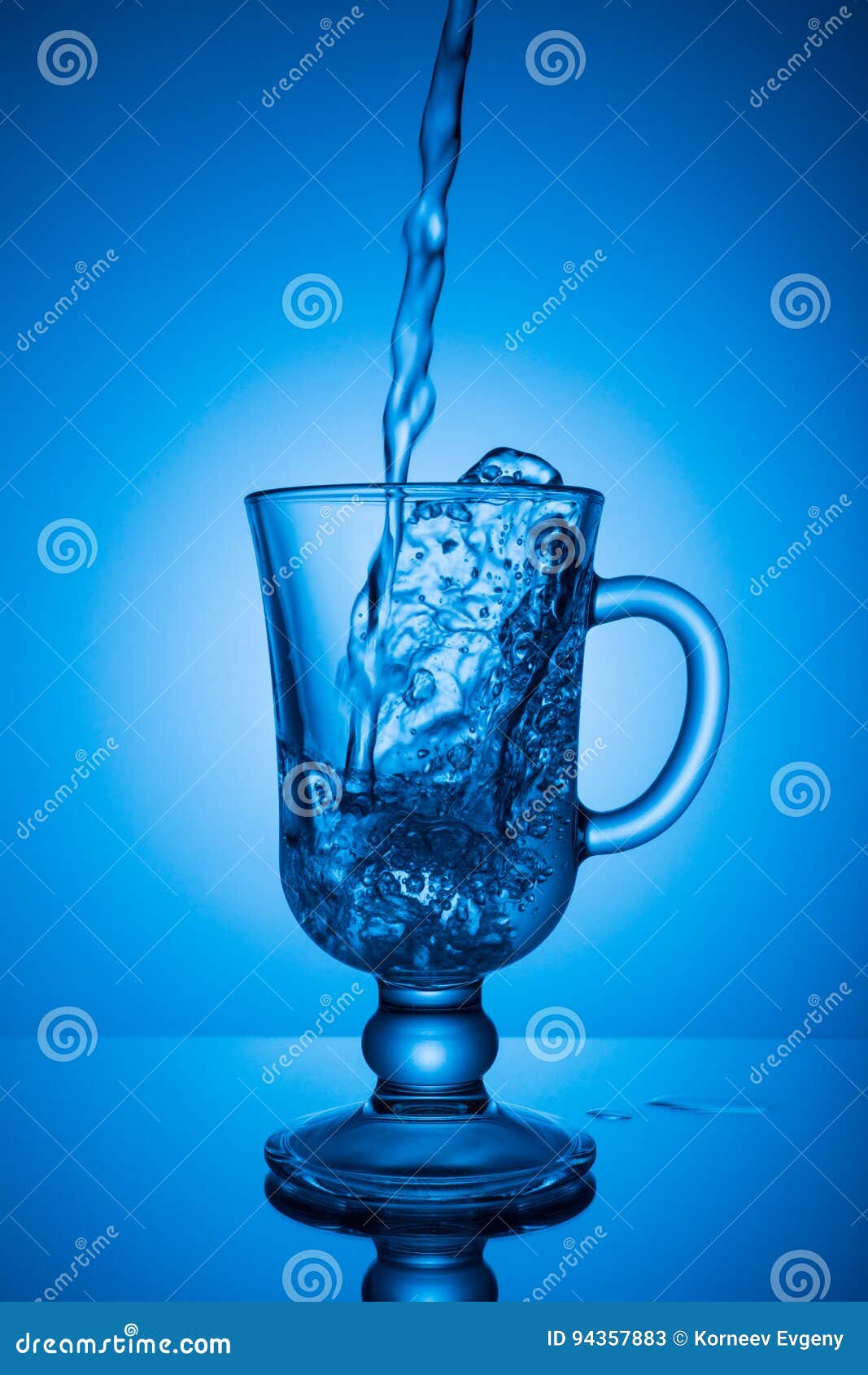 Sparkling Water. Dynamic Spike, Thirst Quenching on a Hot Day Stock ...