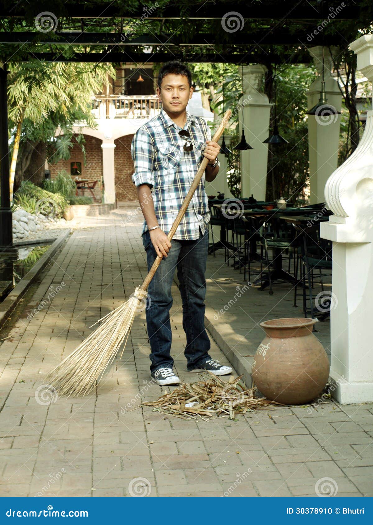 Spazzare le foglie fotografia stock. Immagine di molla - 30378910