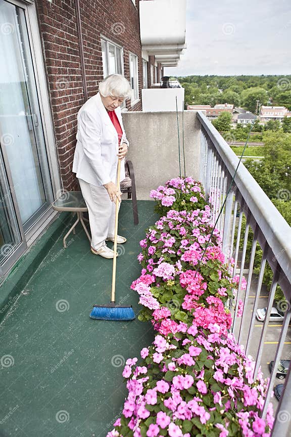 Spazzare Maggiore Della Donna Immagine Stock - Immagine di età ...