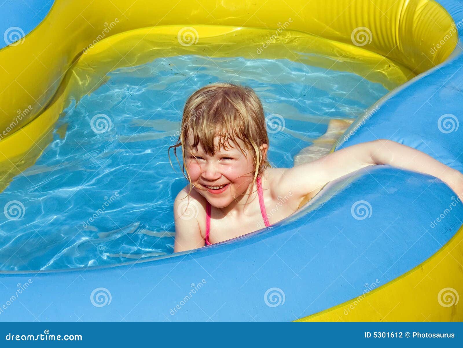 Spaß Im Pool Stockfoto Bild Von Lernen Garten Aktiv 5301612