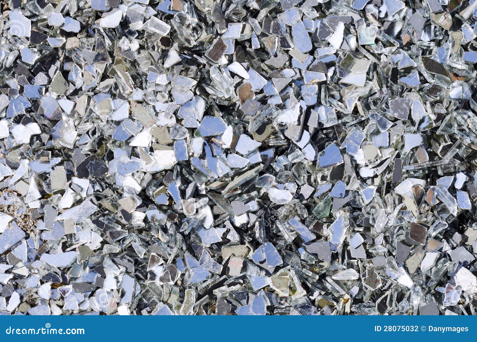 Specchio rotto fotografia stock. Immagine di vetro, scarti - 28075032