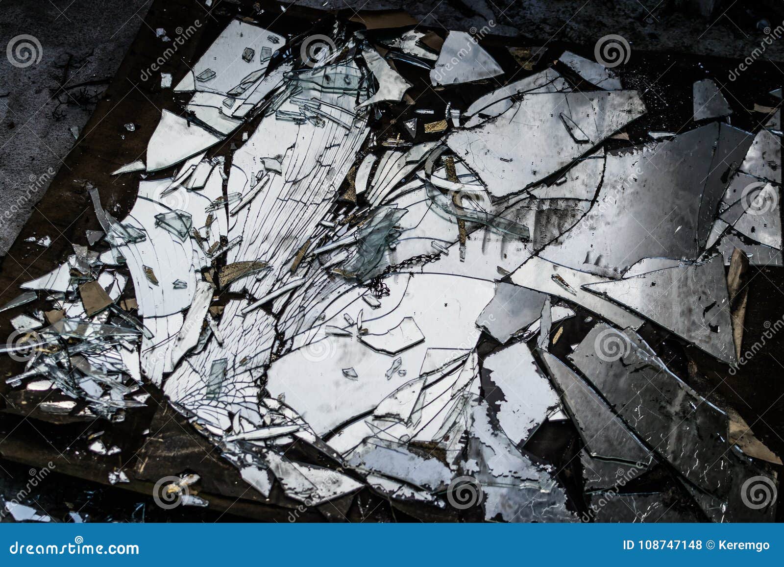 Specchio rotto sulla terra fotografia stock. Immagine di mara - 108747148