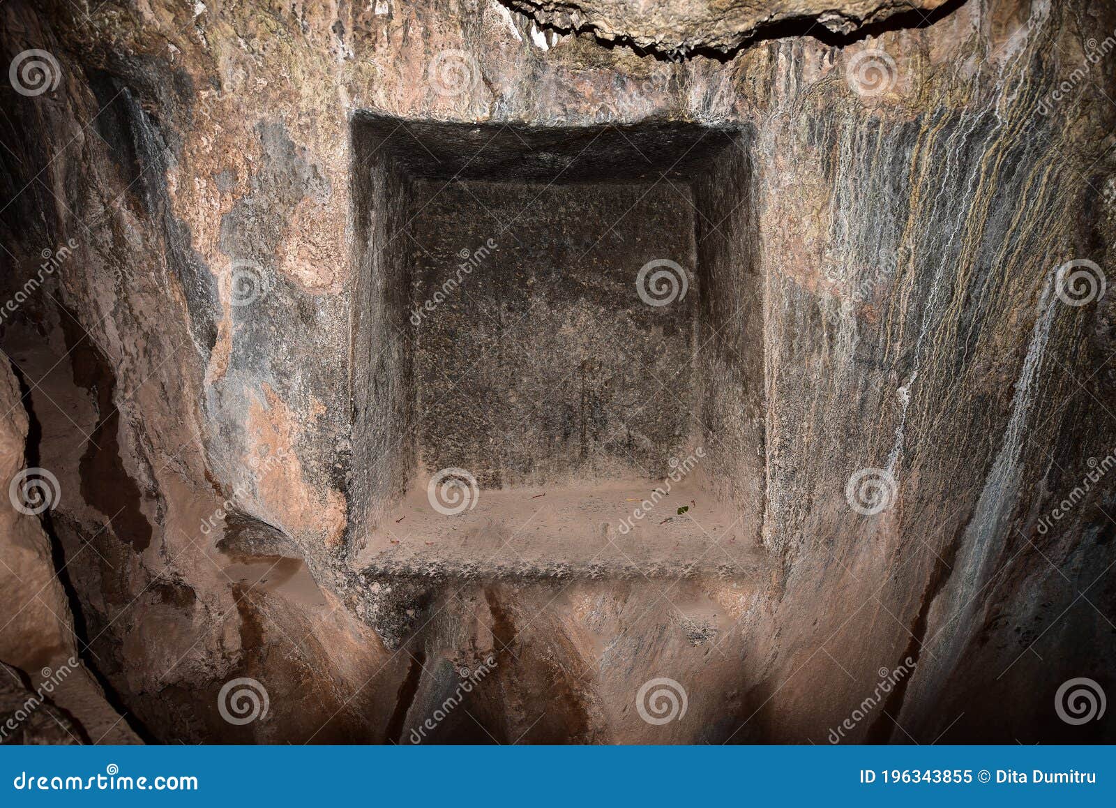 Qenqo- the Altar Room-Peru 48 Stock Image - Image of table, structures ...