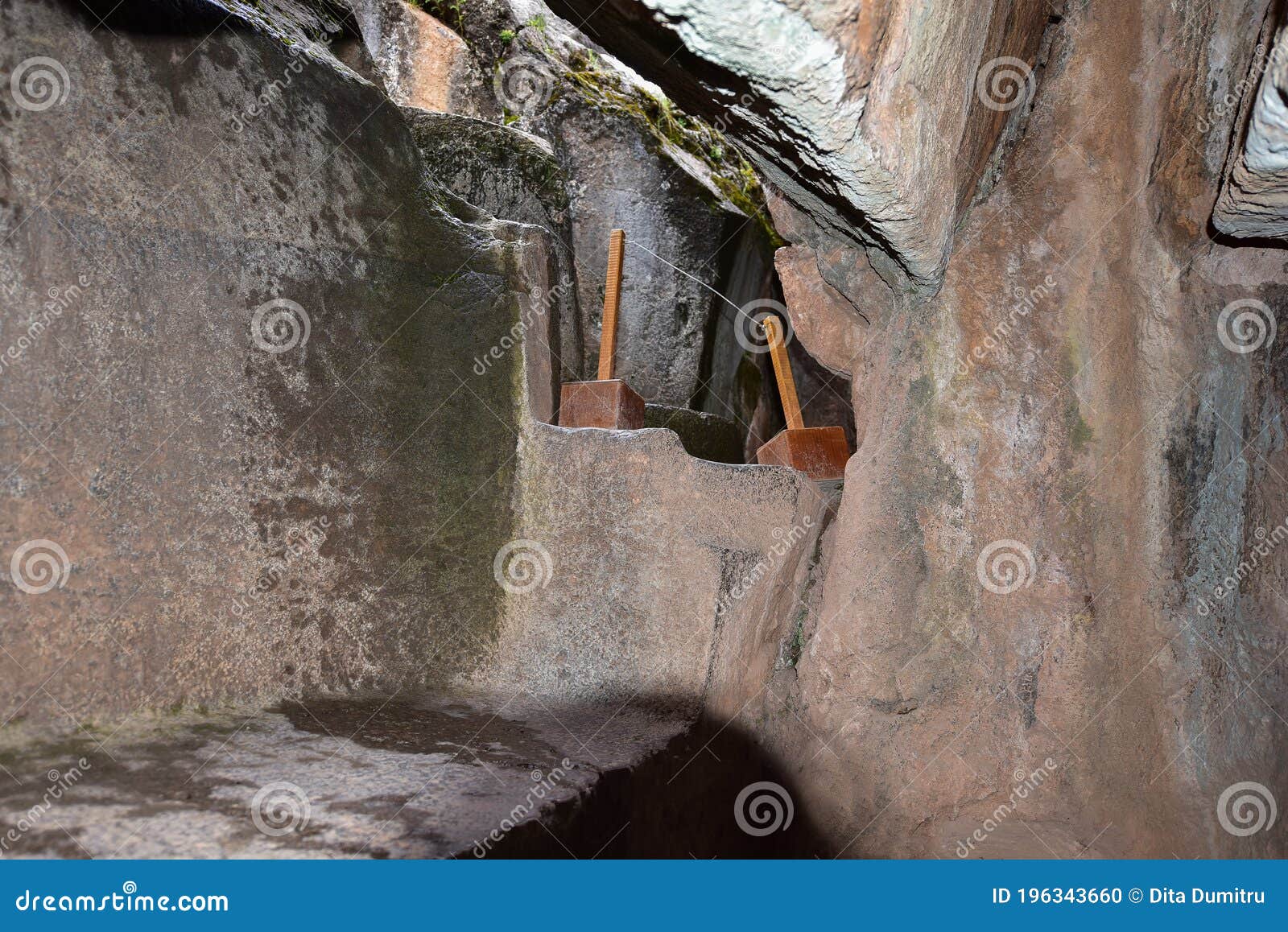 Qenqo- the Altar Room-Peru 41 Stock Photo - Image of burials, table ...