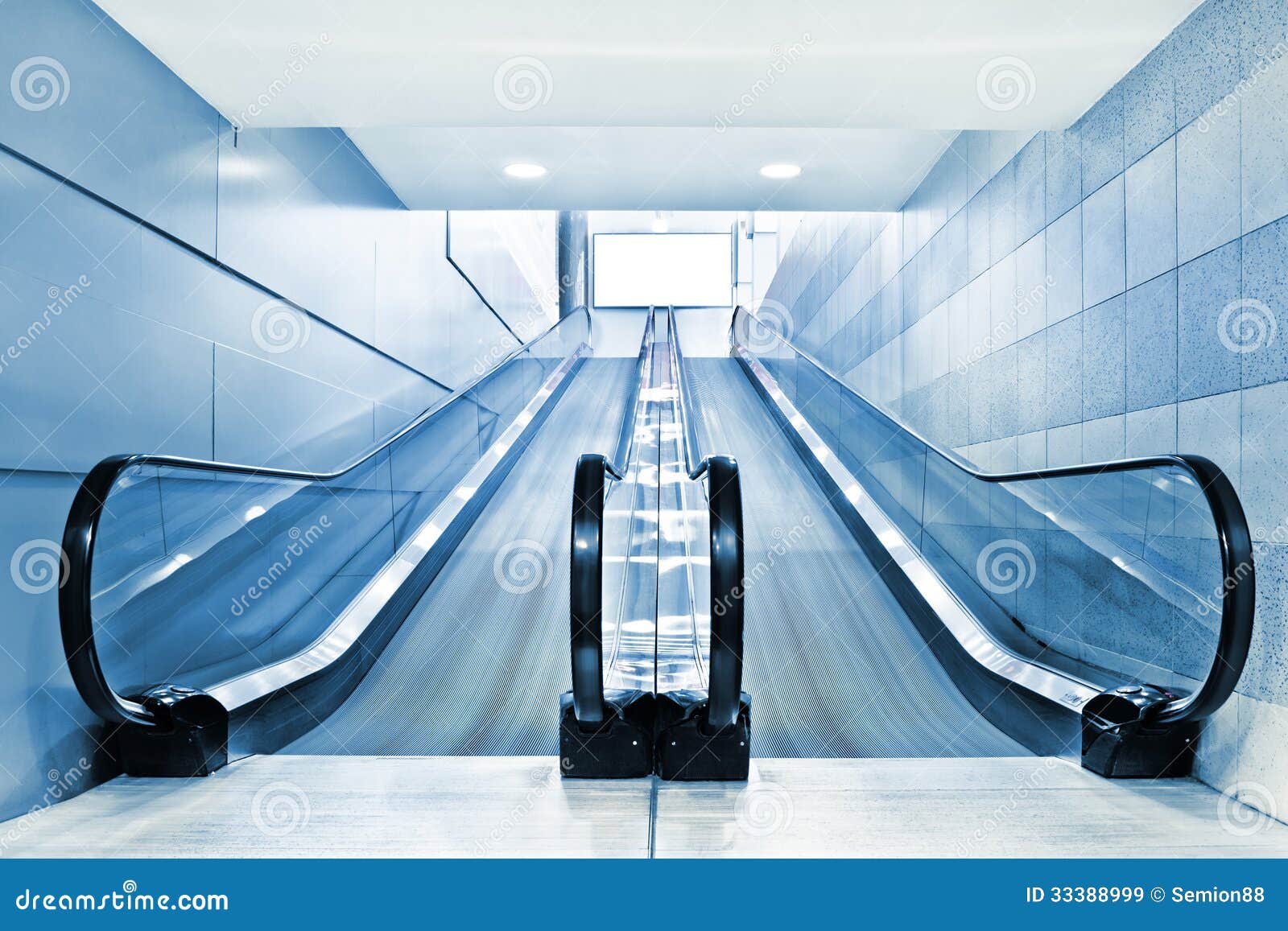 Speciale Roltrap in Moderne Wandelgalerij Stock Afbeelding - Image of ...