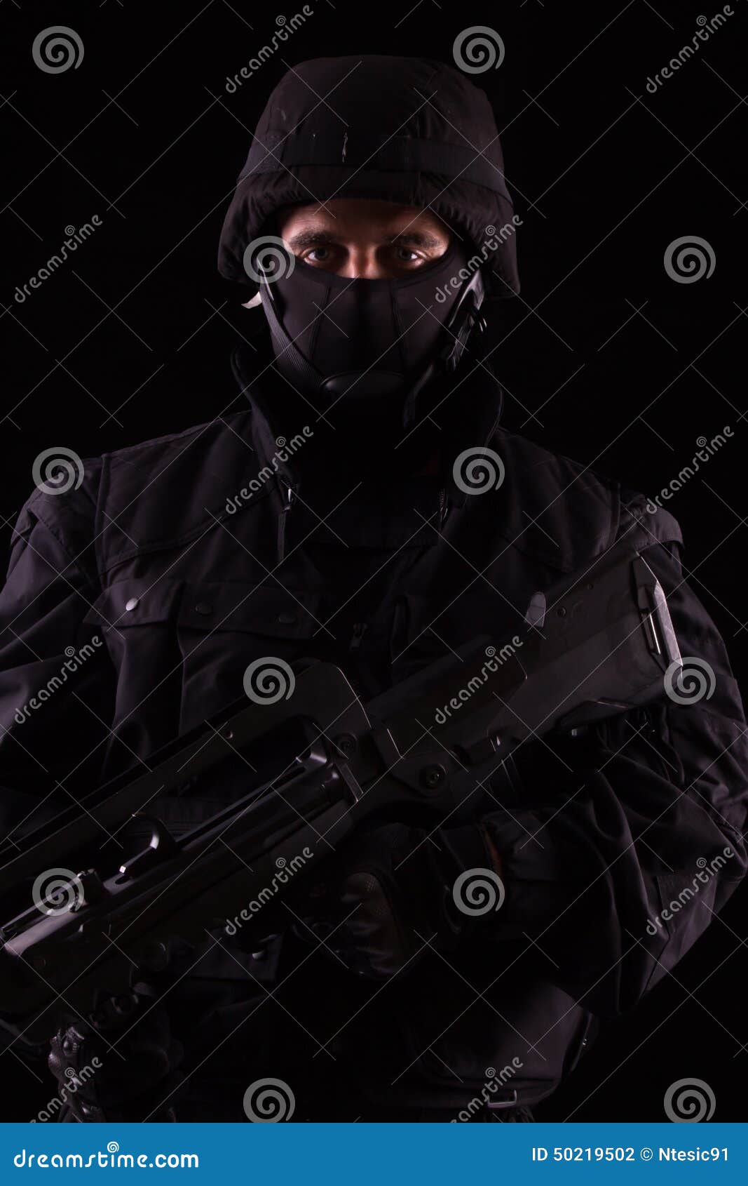 Specialist in Eenvormig Met Machinegeweer - Vooruit Stock Foto - Image ...