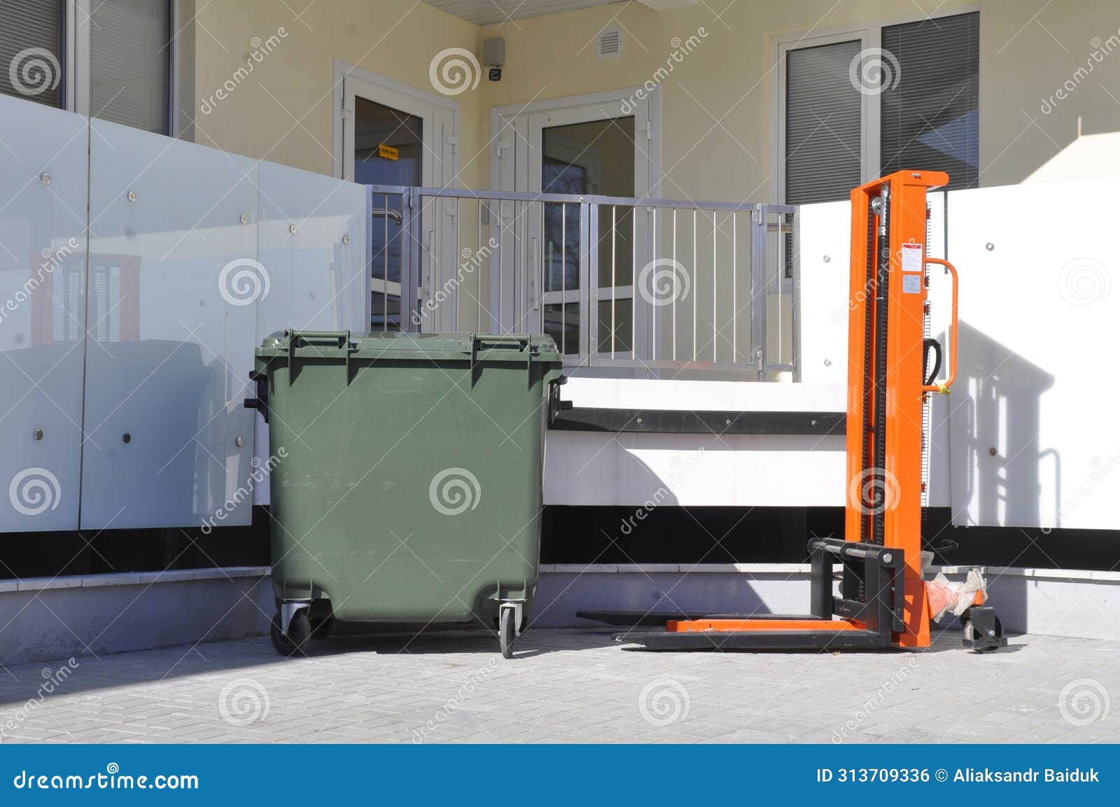 Specialized Container for Collecting Garbage. Manual Hydraulic Trolley ...