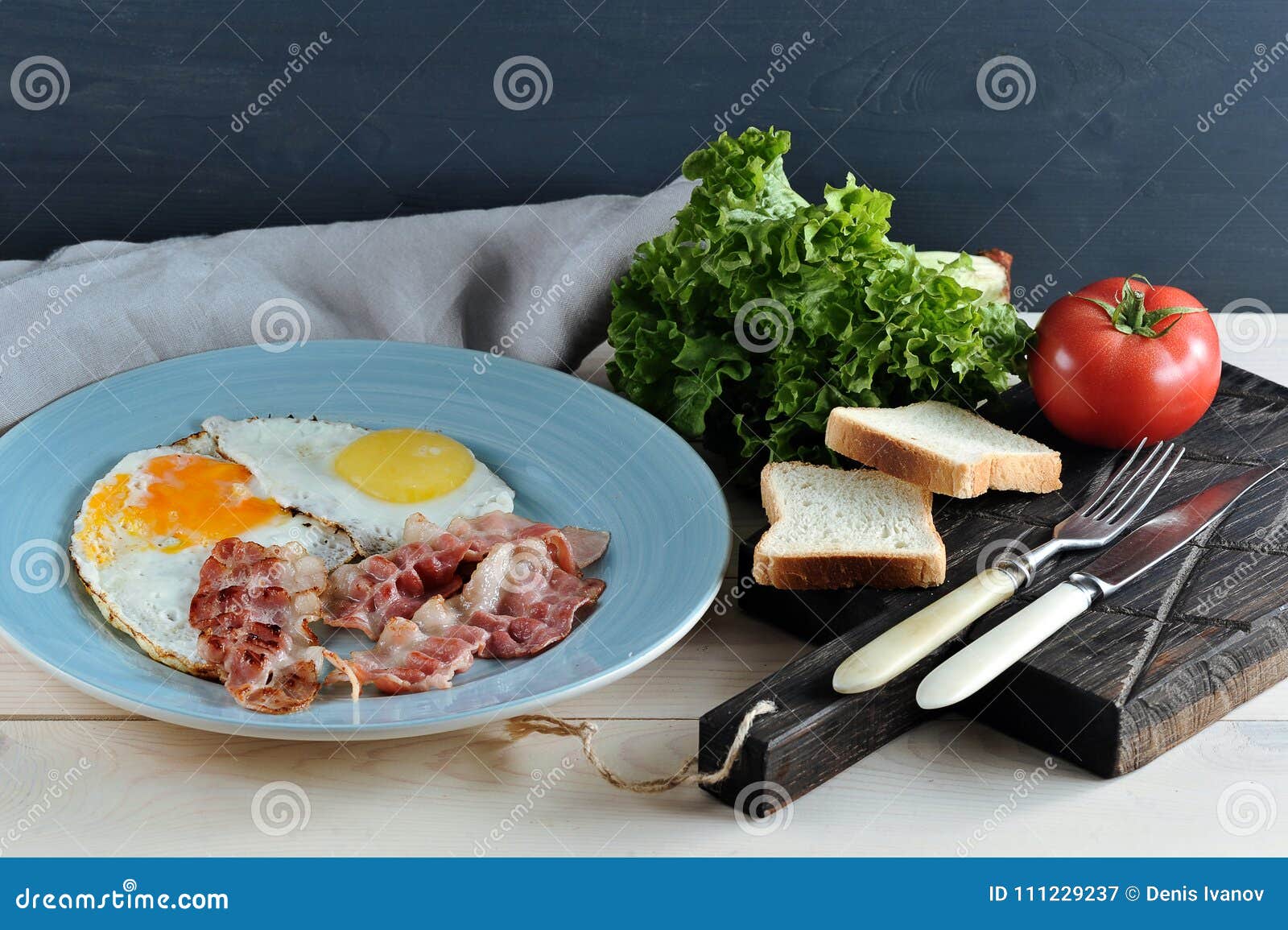 Speck Und Eier Auf Einer Blauen Platte, Toast Stockbild - Bild von ...