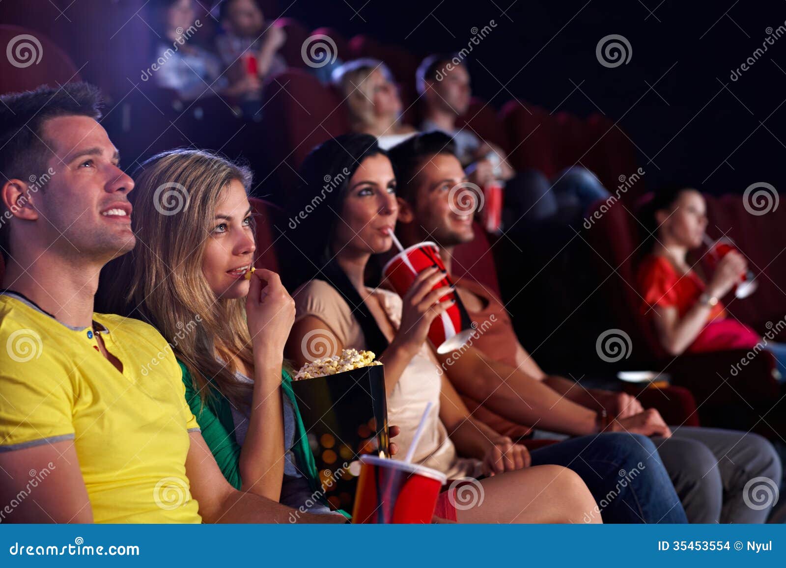 Spectateurs Dans La Salle De Cinéma Multiplex Photo stock - Image du ...