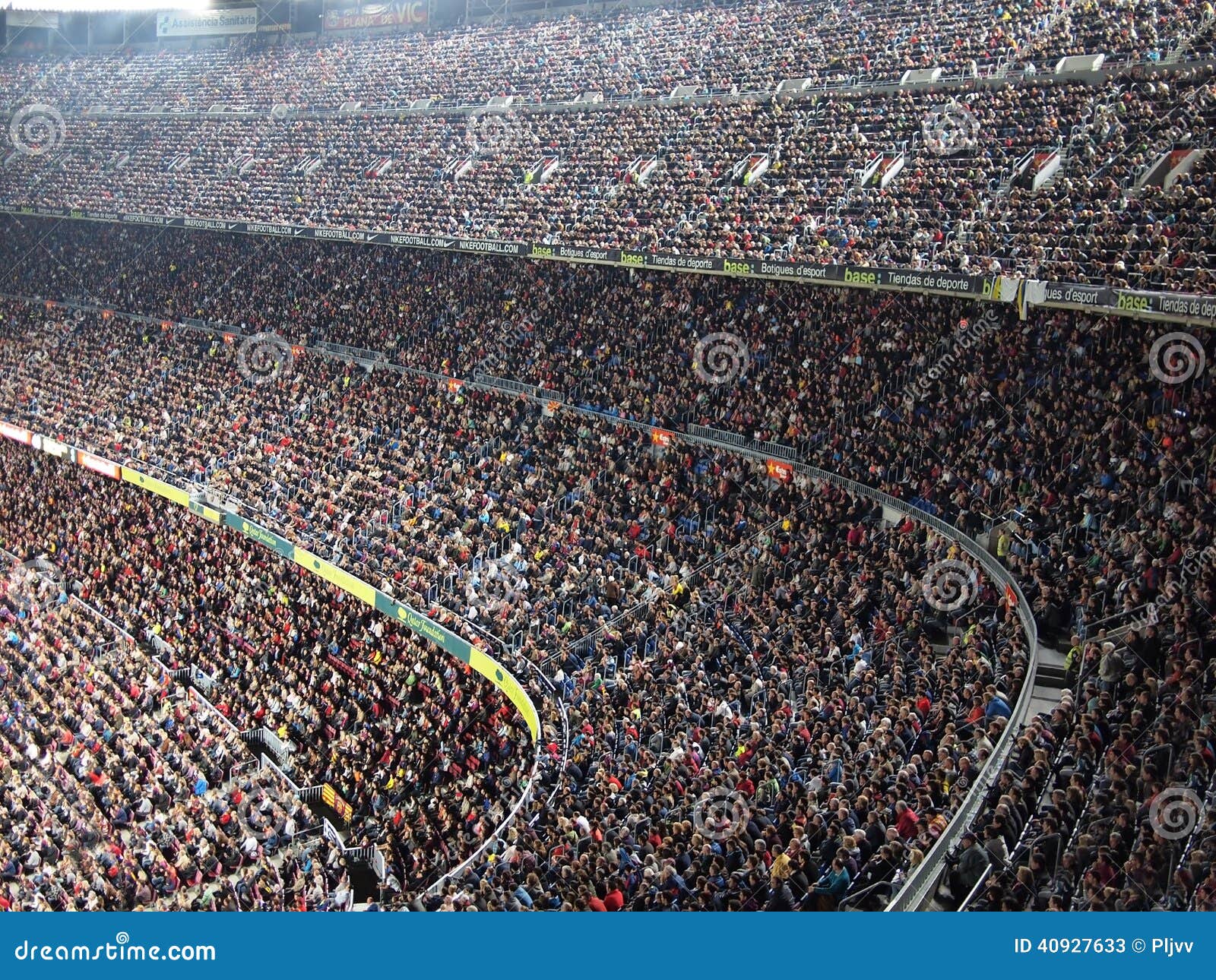 Spectateurs Dans Les Sports De Observation De Stade Photo stock ...