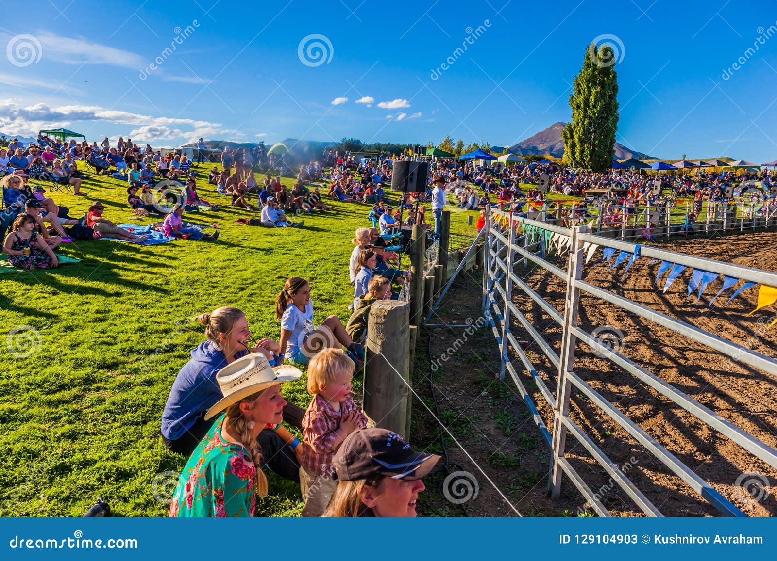 Spectateurs satisfaisants photo stock éditorial. Image du finale ...
