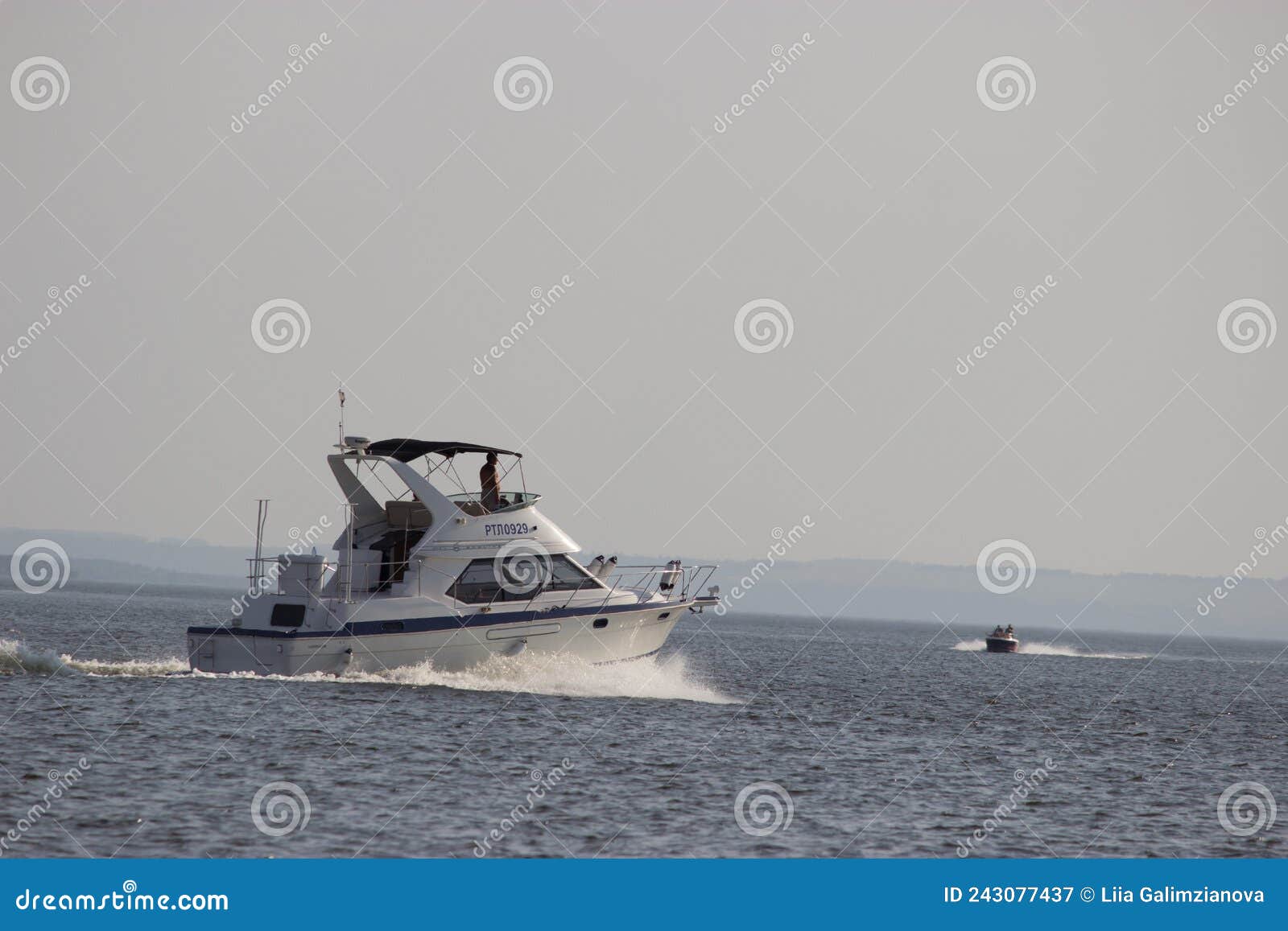 Speed boat on the water editorial photography. Image of sunny - 243077437