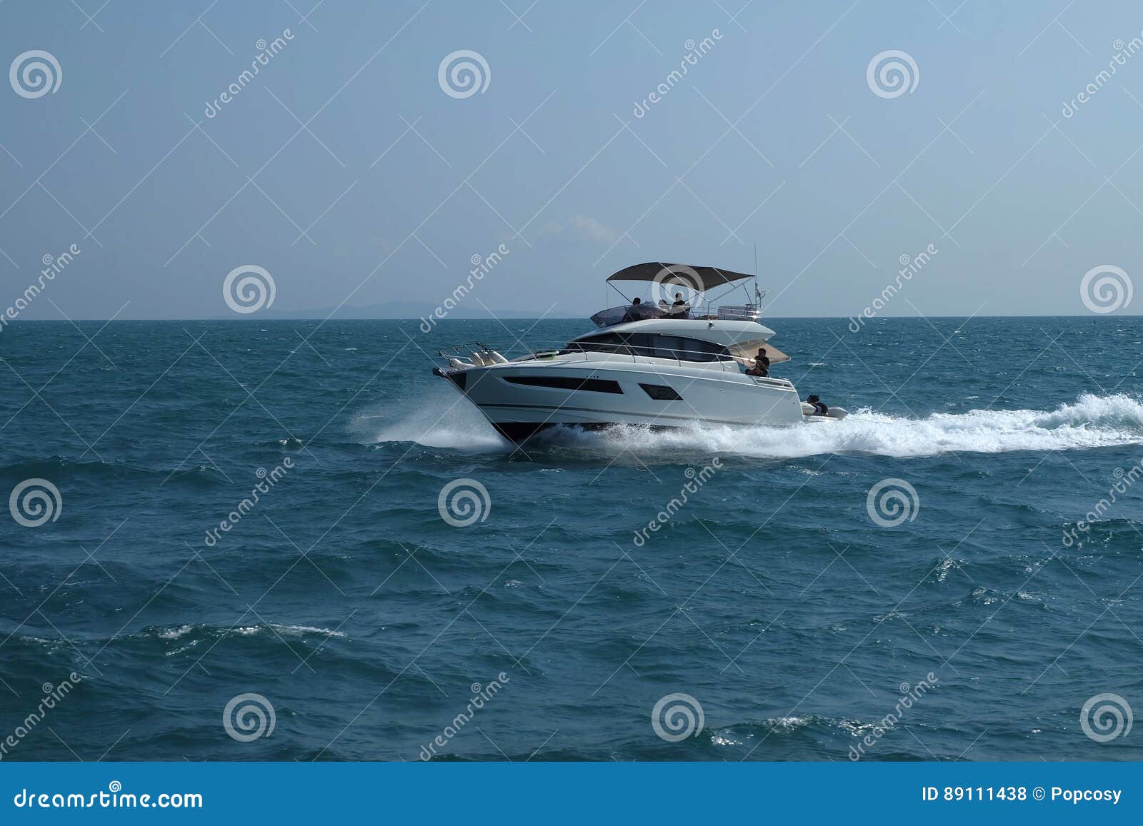 Speedboat foto de archivo. Imagen de cielo, deportes - 89111438