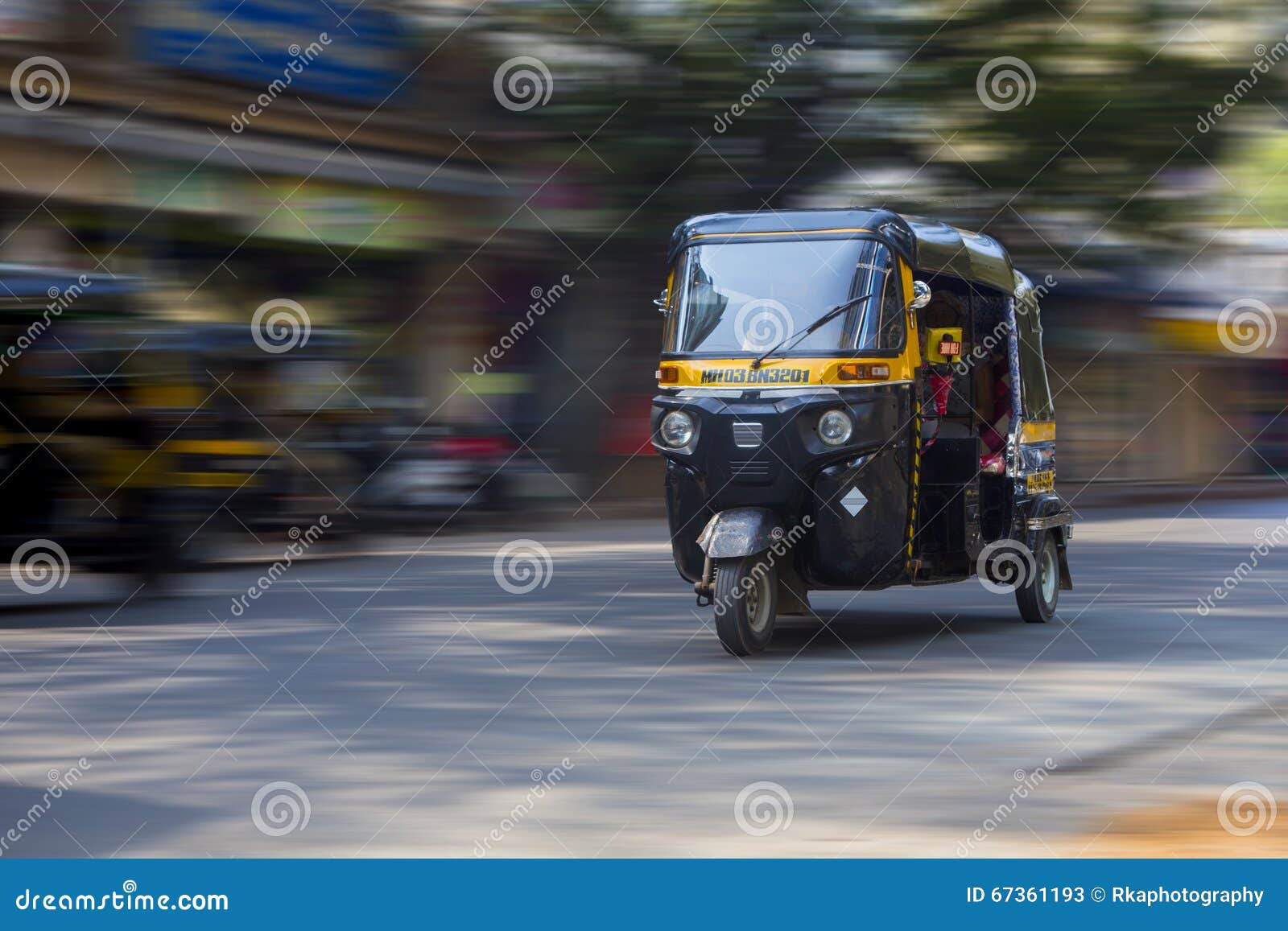 Speeding Rickshaw through Mumbai Streets Editorial Stock Photo - Image ...