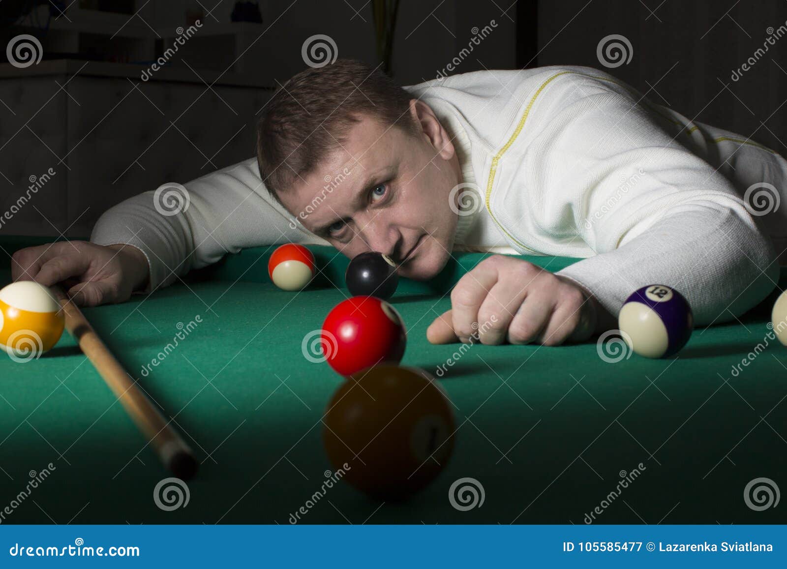 Speel biljart stock afbeelding. Image of blij, spel - 105585477