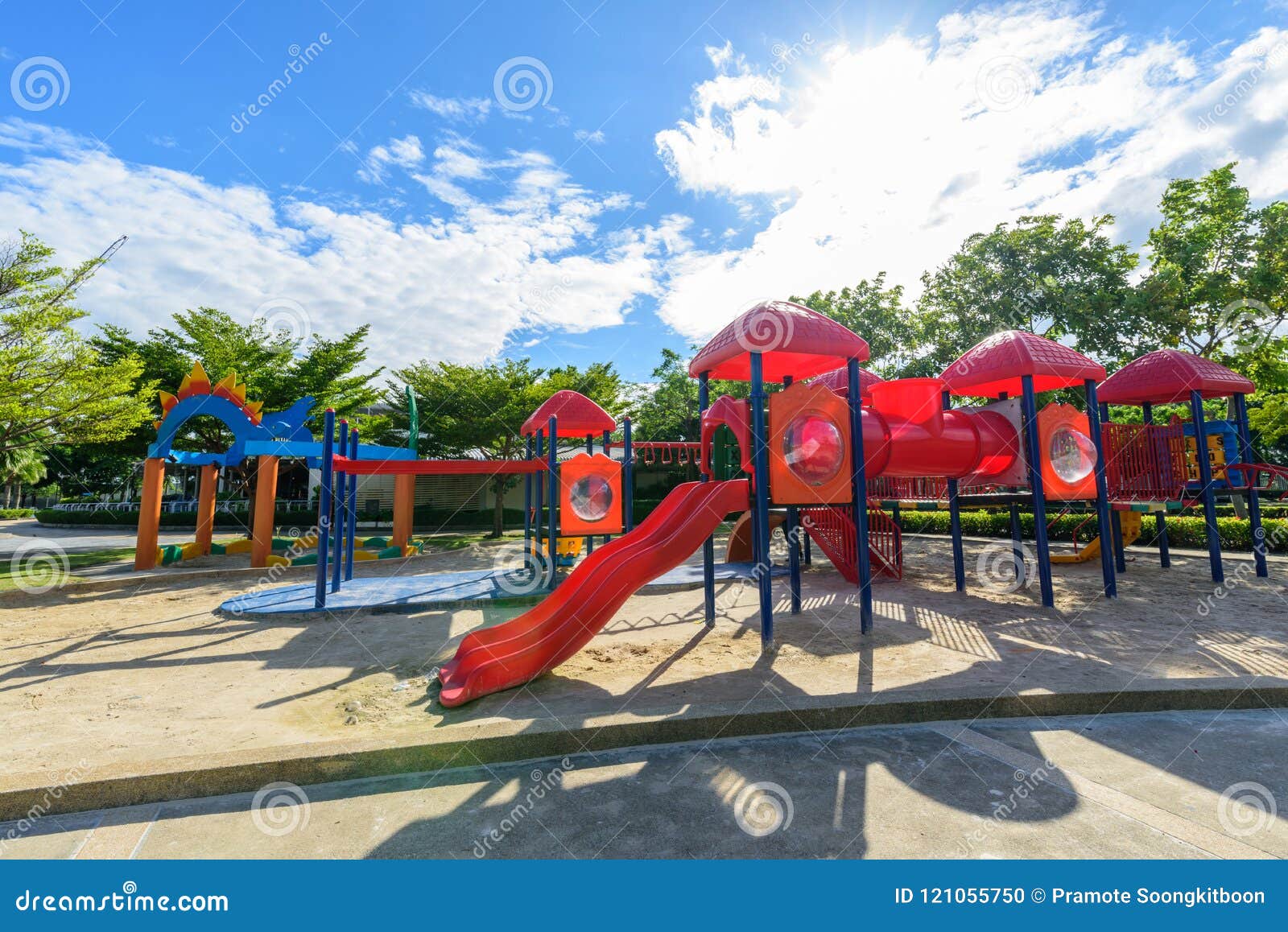 Speelplaats Voor Kinderen in Het Openbare Park Stock Foto - Image of ...