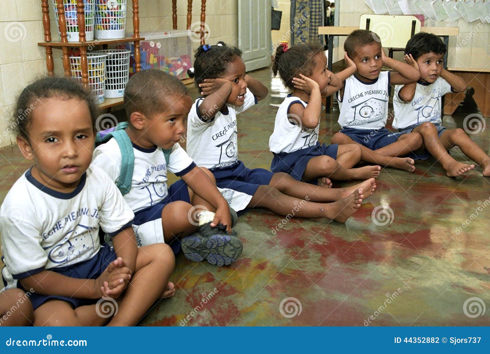 Spela barn i dagis redaktionell arkivbild. Bild av människor - 44352882