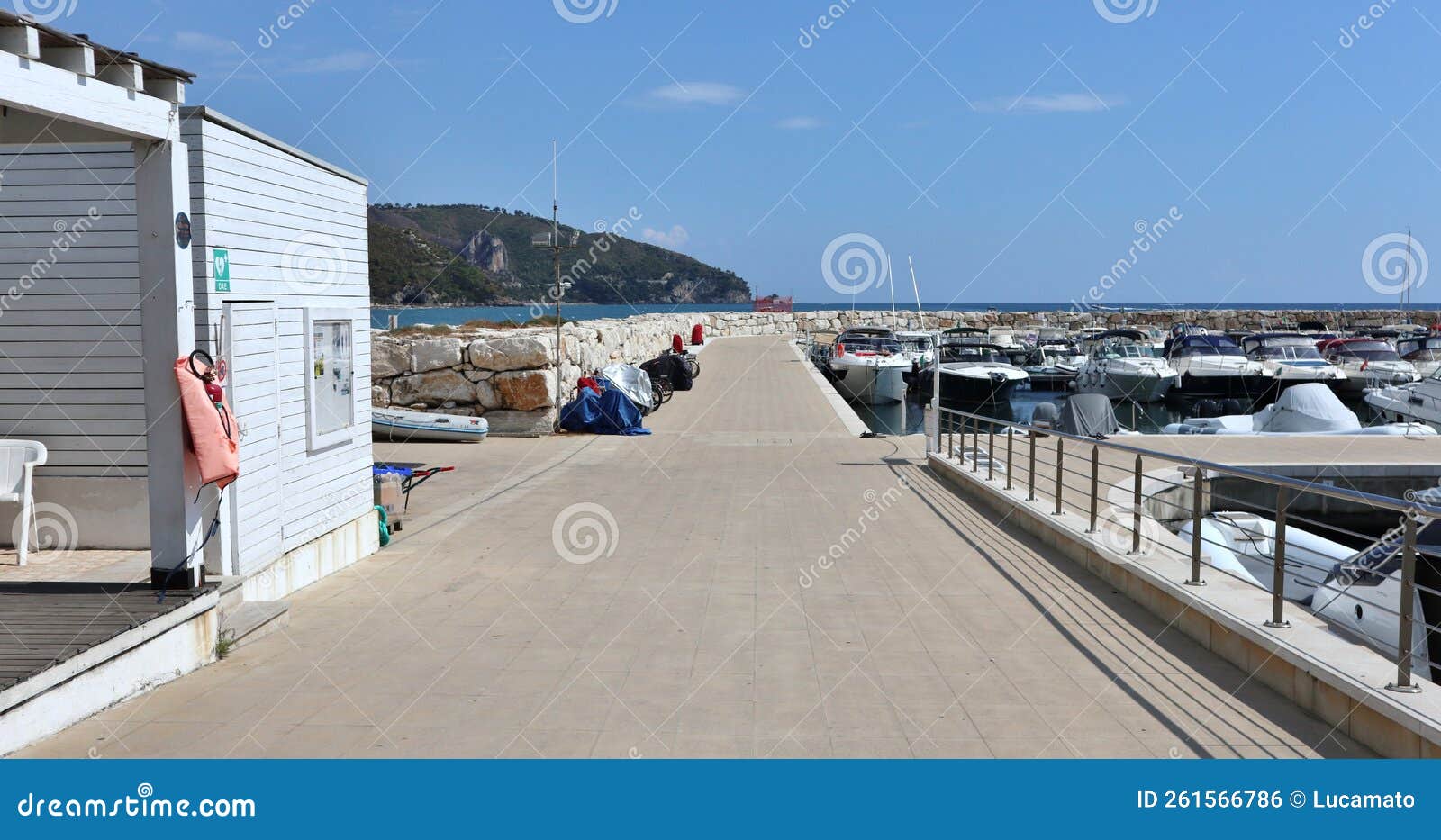 Sperlonga - Molo del porto editorial photo. Image of azure - 261566786
